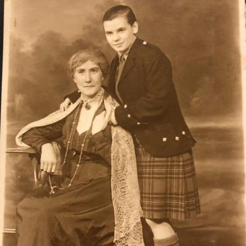 Helen Mitchell: The housekeeper who became a 1920s radio star - BBC News