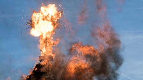 Exploding snowman forecasts hot summer for Switzerland - BBC News