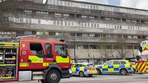 Southampton flat fire: Two treated for smoke inhalation - BBC News