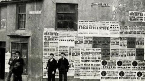 Aberystwyth street signs sold at auction for £15,000 - BBC News