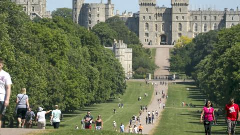 In pictures: UK heads outdoors for bank holiday sunshine - BBC News