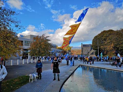 Thousands march in Edinburgh for Scottish independence - BBC News
