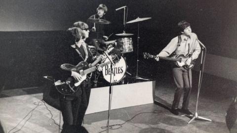 The Beatles: Unseen photos of US tour sell for £5,000 - BBC News
