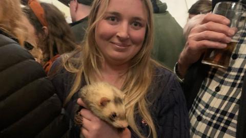 Ferret racing draws record crowd in Yorkshire Dales pub - BBC News