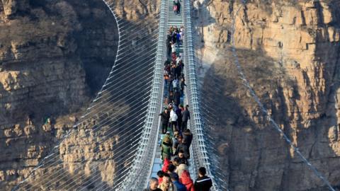'Scary' glass bridges shut in Chinese province - BBC News