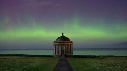 In pictures: Northern Ireland delights in northern lights - BBC News