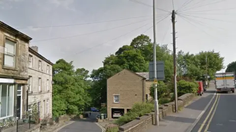 Hunt for Holmfirth thief who trailed victim, 84, on bus