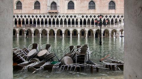 Venice floods: Italy to declare state of emergency over damage - BBC News