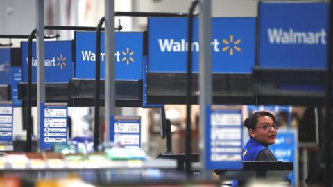 Walmart uses AI cameras to spot thieves - BBC News