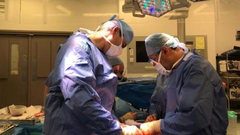 A week in the life of a London trauma surgeon - BBC News