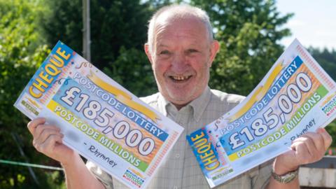 Postcode Lottery: Hundreds in Rhymney share £3.7m lottery win - BBC News