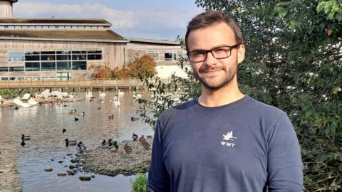 How more of us are leaving screens behind to work outdoors - BBC News