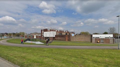 Plans to rebuild Swindon dentist with flats above approved - BBC News