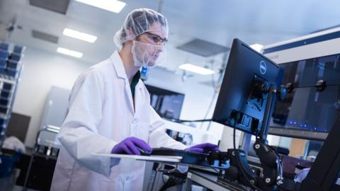 Moderna: Covid vaccine shows nearly 95% protection - BBC News