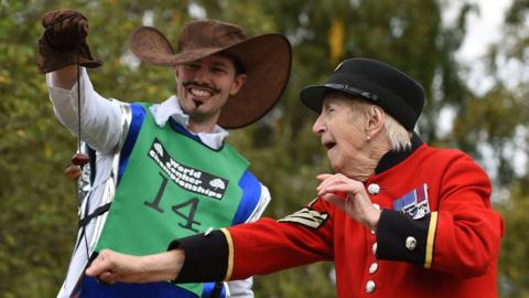 World Conker Championship 'king' and 'queen' crowned - BBC News