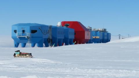 Brunt Ice Shelf: Big iceberg calves near UK Antarctic base - BBC News