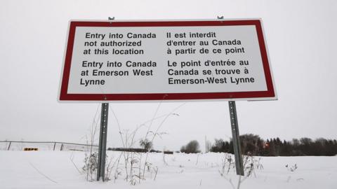 Crossing the border: US migrants seek refugee status in Canada - BBC News