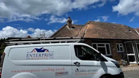 Jailed Wiltshire rogue traders remained listed on Checkatrade - BBC News