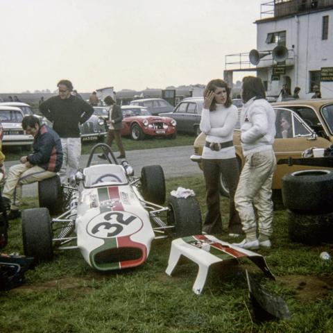 Amateur photographers capture golden age of motor racing - BBC News
