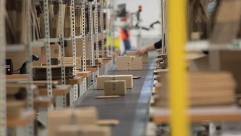 Amazon uses shock tactic to stop thefts at warehouses - BBC News