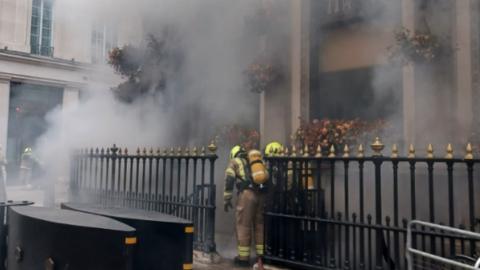 Pub basement fire sends smoke across Trafalgar Square - BBC News