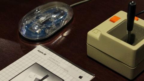 The teenager obsessed with retro Apple tech - BBC News