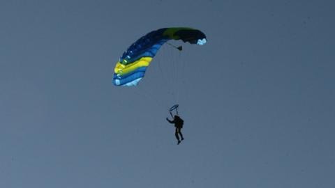 How to survive a parachute failure - BBC News