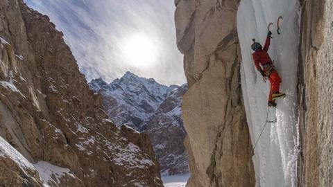 Ice climbing: The 'extreme sport' gaining popularity in India - BBC News