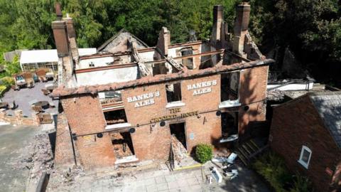 Crooked House pub near Dudley demolished - BBC News