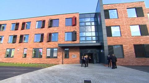 Covid-19: Wilsthorpe School to reopen after outbreak - BBC News