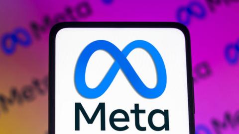 Elon Musk and Mark Zuckerberg agree to hold cage fight - BBC News