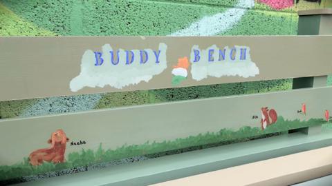 How 'Buddy Benches' are making playtime less lonely - BBC News
