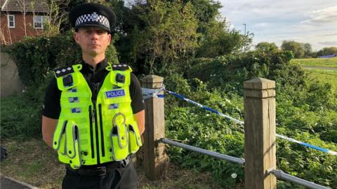 Swindon murder: Man stabbed to death in field - BBC News