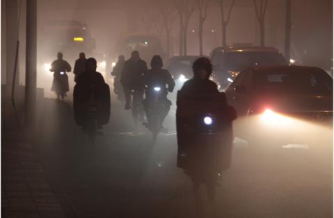 China smog sparks red alerts in 10 cities - BBC News