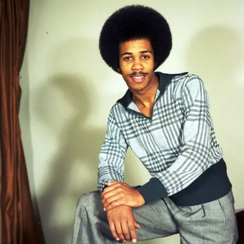 A thousand unknown faces in a trove of Hackney pictures