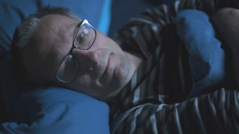 Why reducing sleep makes you hungry - BBC News