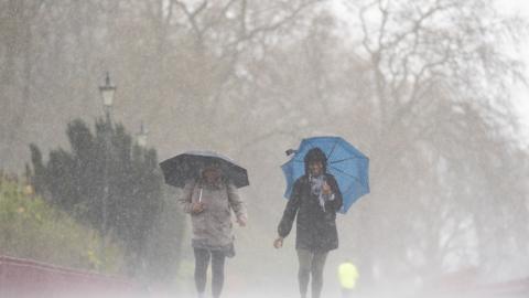 UK weather: Rain and 60mph gusts to replace Easter sunshine - BBC News