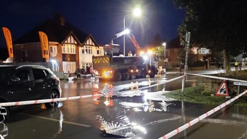 Beeston: Damaged pipe sees water shooting over houses - BBC News