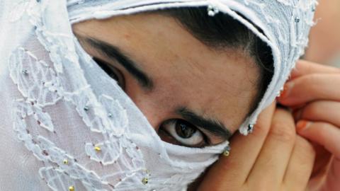 Polygamy: Muslim women in India fight 'abhorrent' practice - BBC News