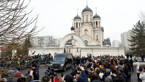Mourners shout in defiance at funeral for Alexei Navalny