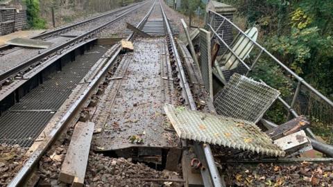 Rail disruption to continue after Rutland bridge strike - BBC News