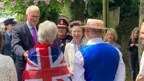 King and Queen say thanks for 'glorious occasion' - BBC News