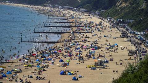 In pictures: UK soaks up sun as heatwave set to continue - BBC News