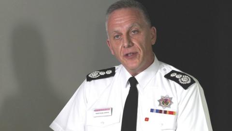 Suspended Scottish fire service chief steps down - BBC News