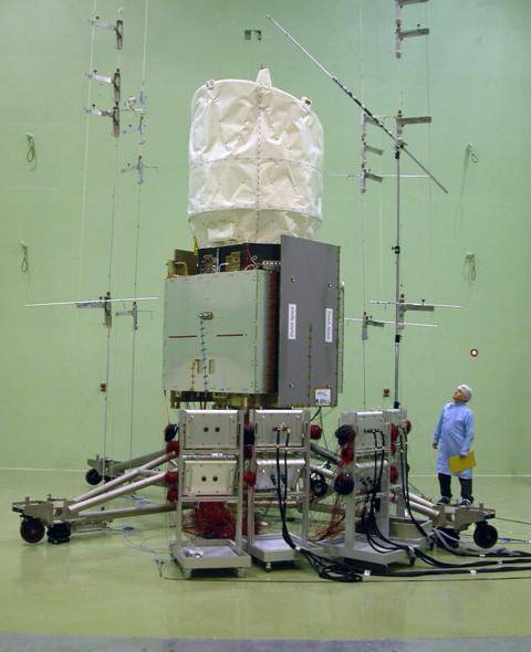 Aeolus: Space laser starts chasing the wind - BBC News