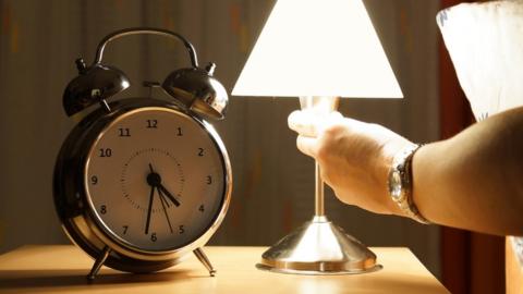Por qué no es aconsejable retrasar la alarma del despertador una y otra ...
