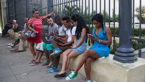 Cuba offers 3G mobile internet access to citizens - BBC News