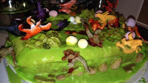 Great British Bake Off opener watched by 9.3m viewers - BBC News