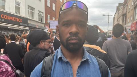 Peckham: Man interviewed by Met Police after shop restraint - BBC News