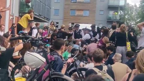 Peckham immigration protest: Police watchdog seek witnesses - BBC News